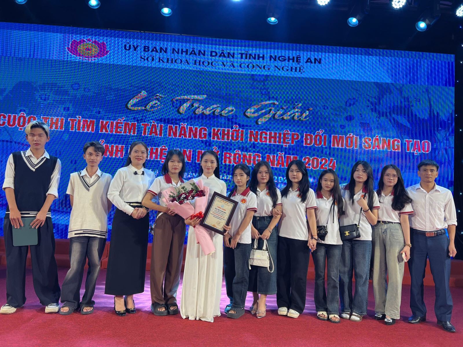 Sự cổ vũ nhiệt tình của sinh viên đã tiếp thêm động lực để Trà Giang hoàn thành cuộc thi tại ...